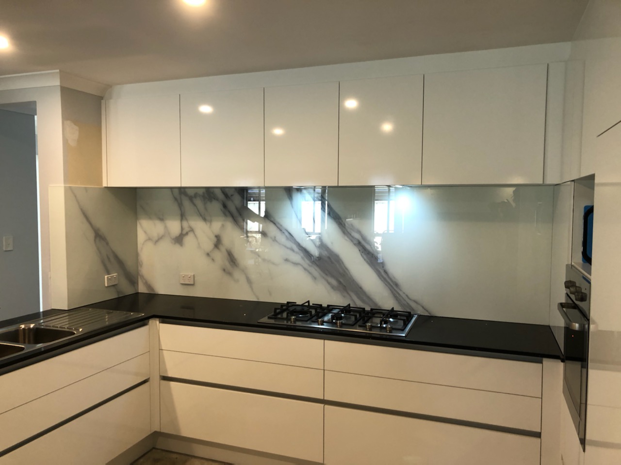 Glass Splashbacks in Open Plan Kitchen Designs